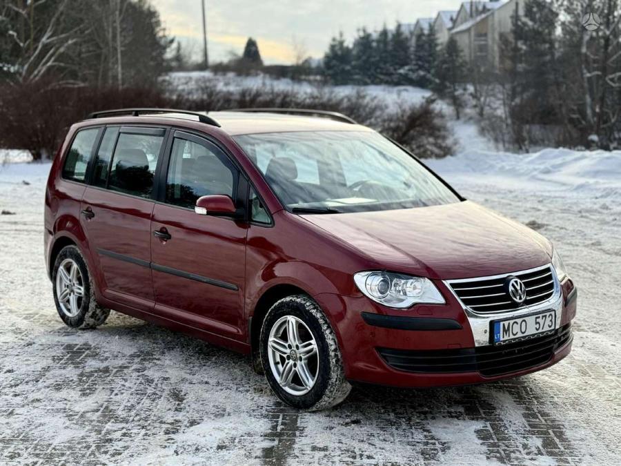 Red Volkswagen Touran 2010 in Vilnius, with an engine capacity of 1.90 L and mileage of 268 thousand km for 2900 €, photo 2 on AUTOMOTO.COM.LV