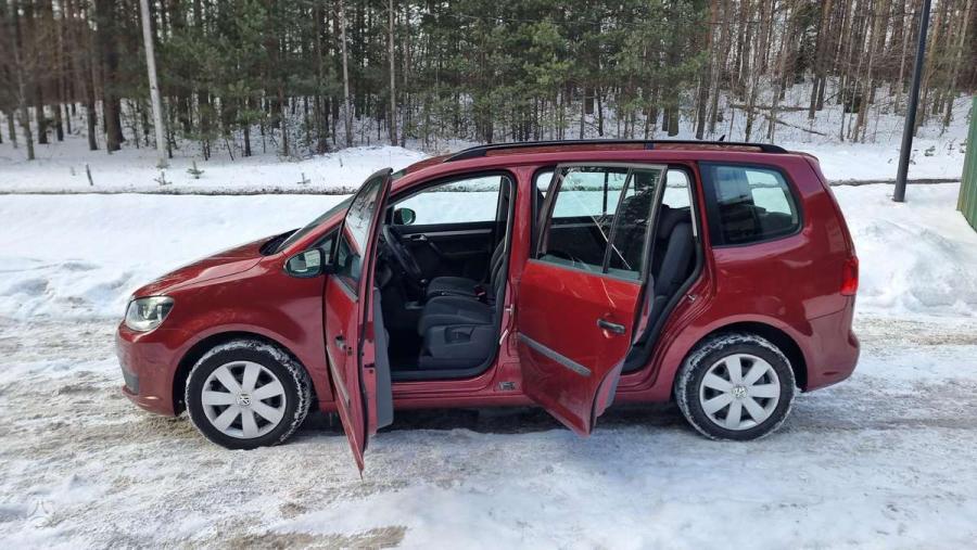 Sarkans Volkswagen Touran 2010 Viļņa, ar dzinēja tilpumu 1.20 L un nobraukumu 235 tūkst. km par 4500 €, foto 5 vietnē AUTOMOTO.COM.LV