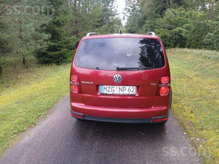 Красный Фольксваген Туран 2010 в Лудза, объемом двигателя 1.90 л и пробегом 211 тыс. км за 4890 €, фото 5 на AUTOMOTO.COM.LV