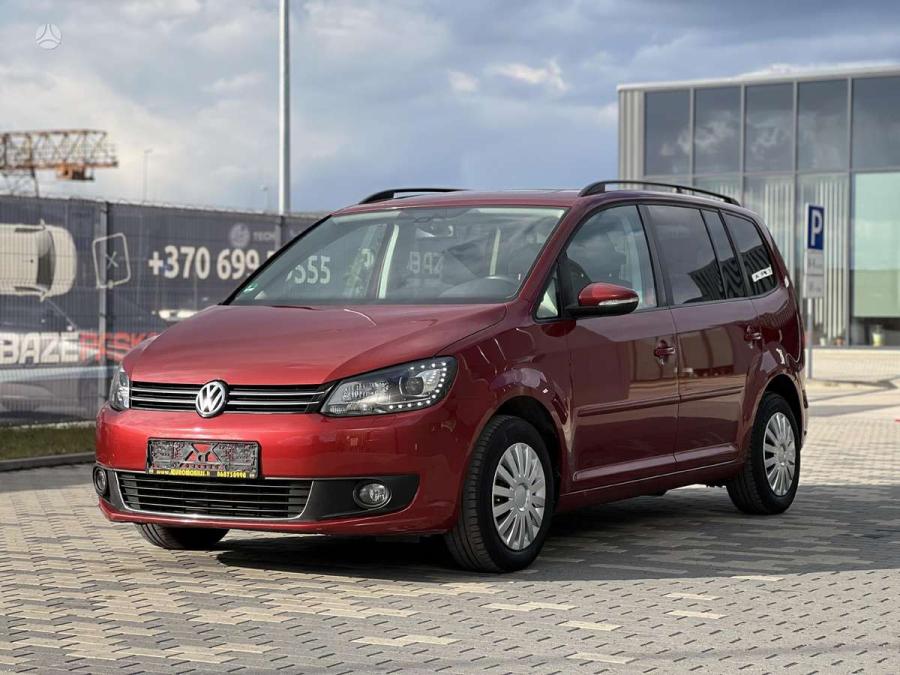 Red Volkswagen Touran 2011 in Siauliai, with an engine capacity of 1.39 L and mileage of 209 thousand km for 5200 €, photo 1 on AUTOMOTO.COM.LV
