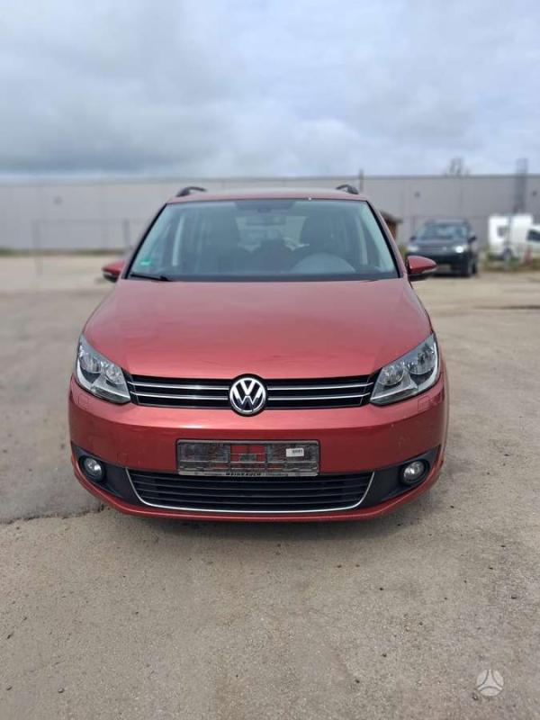 Red Volkswagen Touran 2011 in Rokiskis, with an engine capacity of 1.60 L and mileage of 272 thousand km for 3850 €, photo 1 on AUTOMOTO.COM.LV