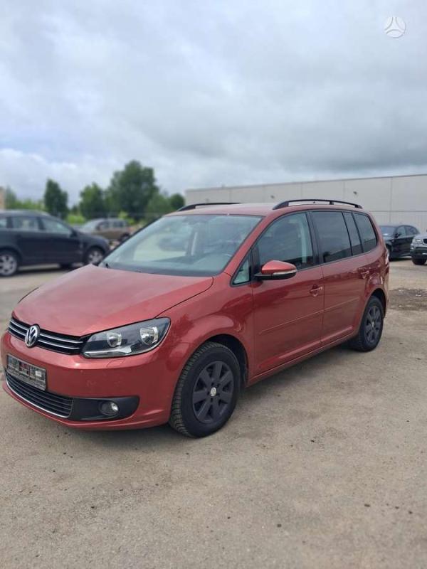 Red Volkswagen Touran 2011 in Rokiskis, with an engine capacity of 1.60 L and mileage of 272 thousand km for 3850 €, photo 2 on AUTOMOTO.COM.LV