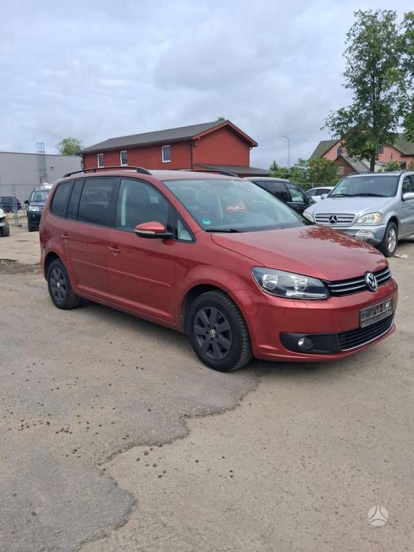 Red Volkswagen Touran 2011 in Rokiskis, with an engine capacity of 1.60 L and mileage of 272 thousand km for 3850 €, photo 3 on AUTOMOTO.COM.LV