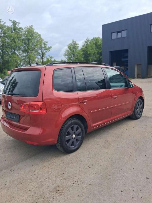 Red Volkswagen Touran 2011 in Rokiskis, with an engine capacity of 1.60 L and mileage of 272 thousand km for 3850 €, photo 5 on AUTOMOTO.COM.LV
