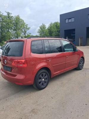 Sarkans Volkswagen Touran 2011 Rokiškis, ar dzinēja tilpumu 1.60 L un nobraukumu 272 tūkst. km par 3850 €, foto 6 vietnē AUTOMOTO.COM.LV
