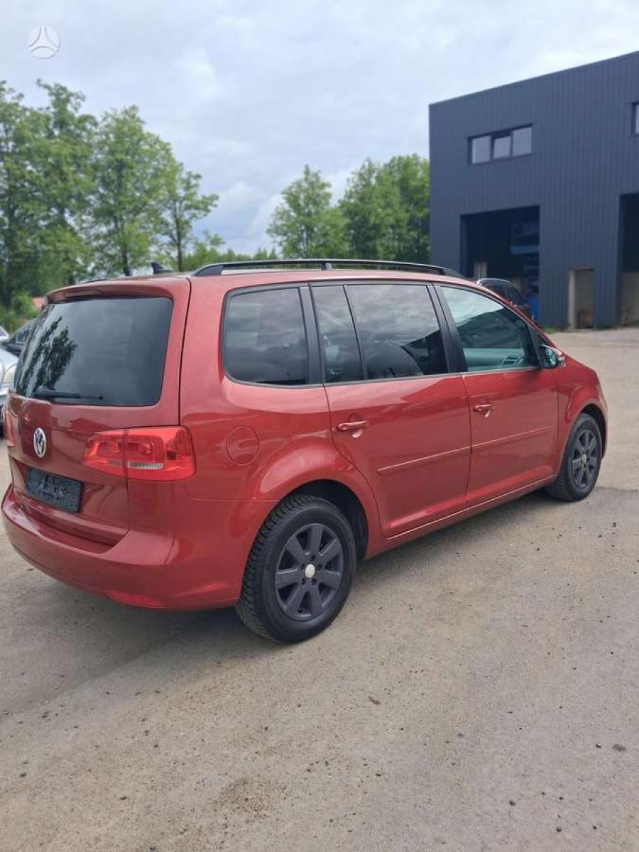 Sarkans Volkswagen Touran 2011 Rokiškis, ar dzinēja tilpumu 1.60 L un nobraukumu 272 tūkst. km par 3850 €, foto 6 vietnē AUTOMOTO.COM.LV