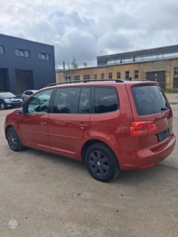 Red Volkswagen Touran 2011 in Rokiskis, with an engine capacity of 1.60 L and mileage of 272 thousand km for 3850 €, photo 6 on AUTOMOTO.COM.LV