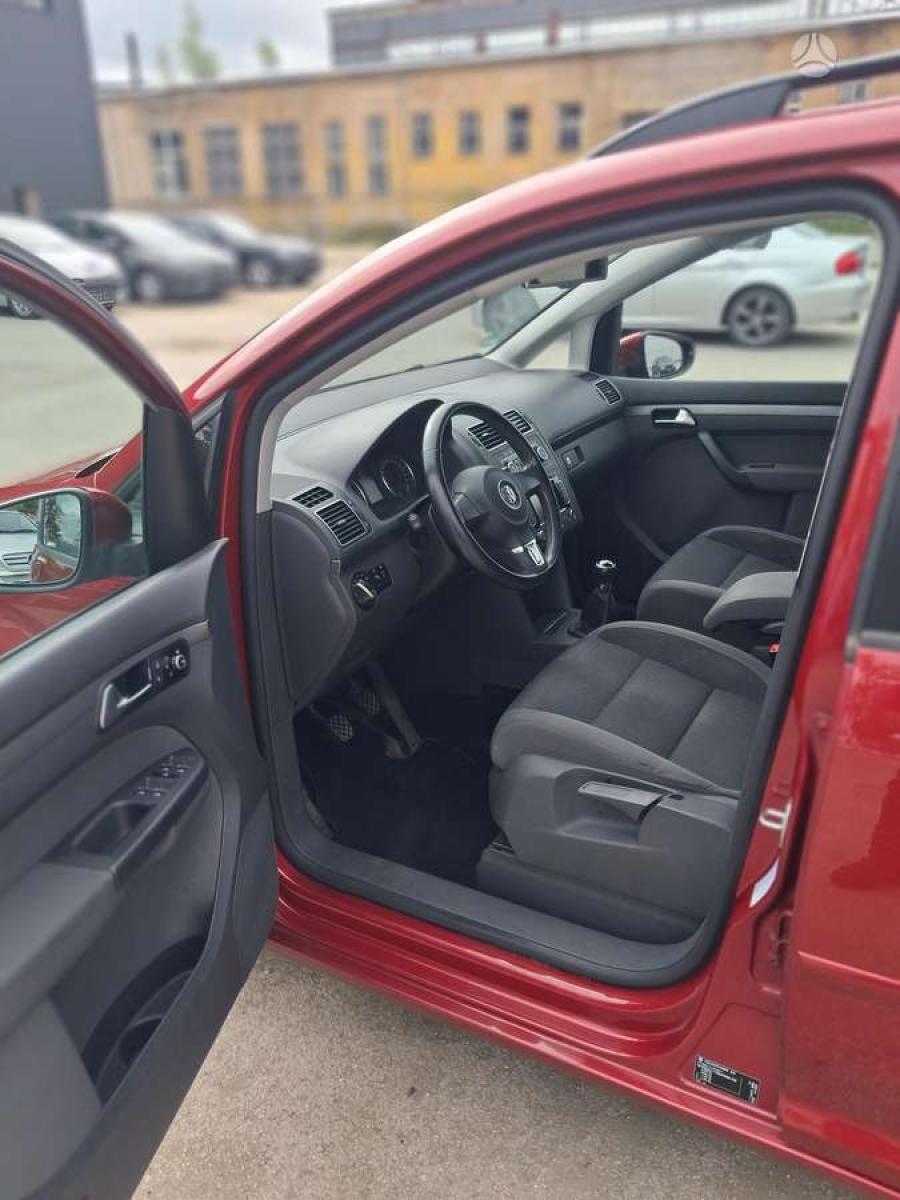Sarkans Volkswagen Touran 2011 Rokiškis, ar dzinēja tilpumu 1.60 L un nobraukumu 272 tūkst. km par 3850 €, foto 8 vietnē AUTOMOTO.COM.LV
