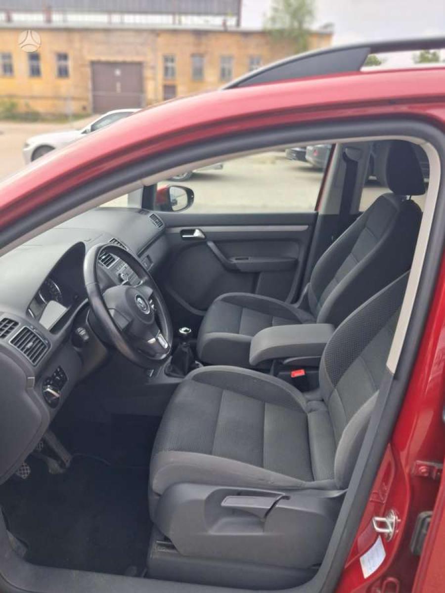 Sarkans Volkswagen Touran 2011 Rokiškis, ar dzinēja tilpumu 1.60 L un nobraukumu 272 tūkst. km par 3850 €, foto 9 vietnē AUTOMOTO.COM.LV