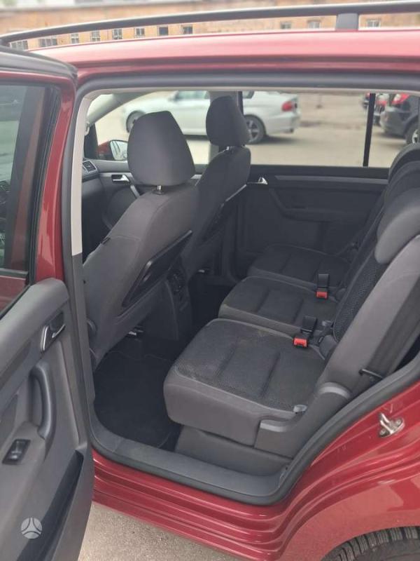 Red Volkswagen Touran 2011 in Rokiskis, with an engine capacity of 1.60 L and mileage of 272 thousand km for 3850 €, photo 9 on AUTOMOTO.COM.LV