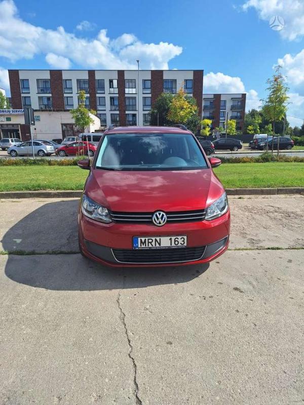 Red Volkswagen Touran 2011 in Vilnius, with an engine capacity of 1.60 L and mileage of 272 thousand km for 4700 €, photo 3 on AUTOMOTO.COM.LV