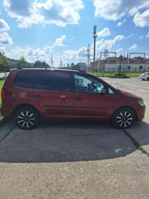 Red Volkswagen Touran 2011 in Vilnius, with an engine capacity of 1.60 L and mileage of 272 thousand km for 4700 €, photo 4 on AUTOMOTO.COM.LV