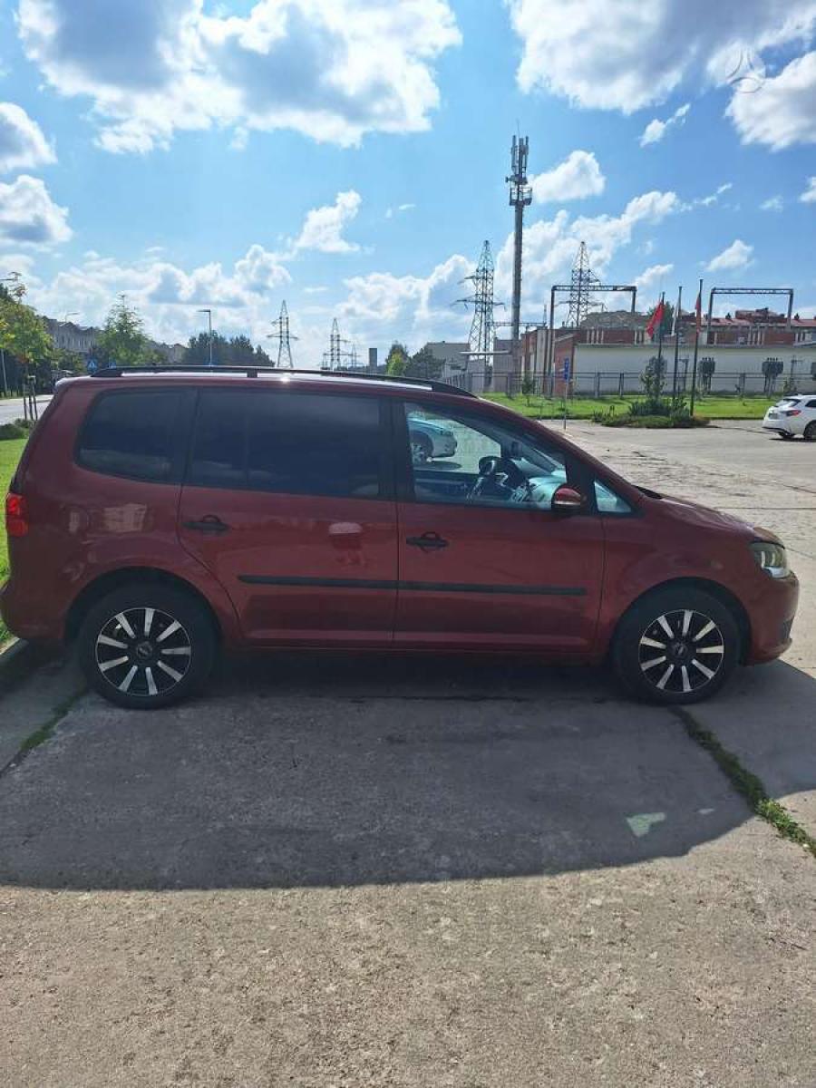 Red Volkswagen Touran 2011 in Vilnius, with an engine capacity of 1.60 L and mileage of 272 thousand km for 4700 €, photo 4 on AUTOMOTO.COM.LV