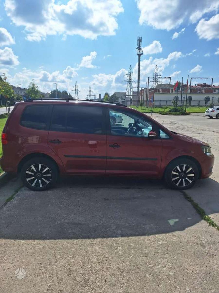 Red Volkswagen Touran 2011 in Vilnius, with an engine capacity of 1.60 L and mileage of 272 thousand km for 4700 €, photo 6 on AUTOMOTO.COM.LV