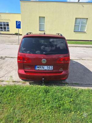 Red Volkswagen Touran 2011 in Vilnius, with an engine capacity of 1.60 L and mileage of 272 thousand km for 4700 €, photo 7 on AUTOMOTO.COM.LV