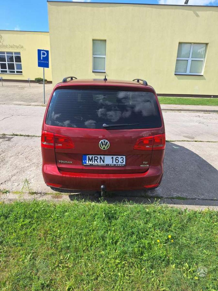 Red Volkswagen Touran 2011 in Vilnius, with an engine capacity of 1.60 L and mileage of 272 thousand km for 4700 €, photo 7 on AUTOMOTO.COM.LV