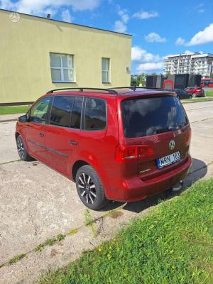 Red Volkswagen Touran 2011 in Vilnius, with an engine capacity of 1.60 L and mileage of 272 thousand km for 4700 €, photo 8 on AUTOMOTO.COM.LV