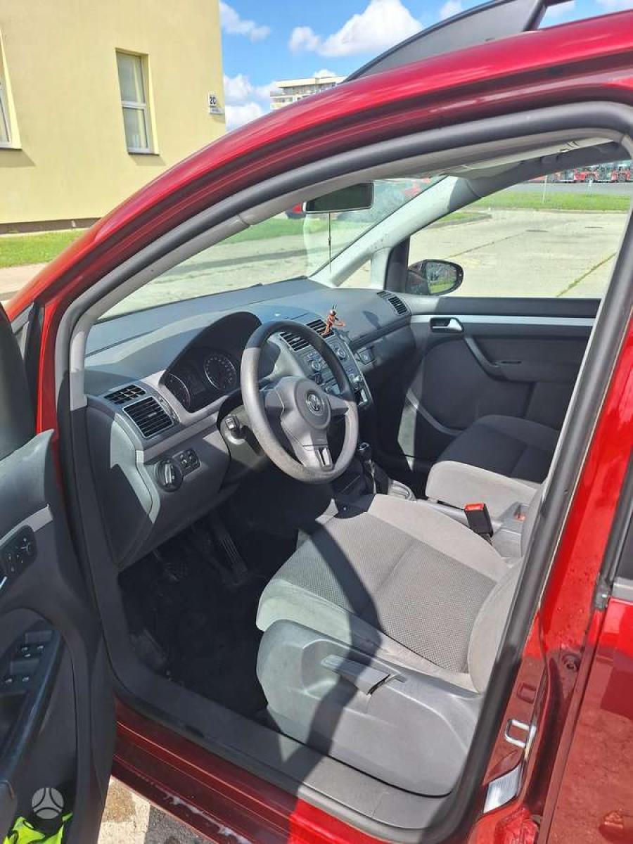 Red Volkswagen Touran 2011 in Vilnius, with an engine capacity of 1.60 L and mileage of 272 thousand km for 4700 €, photo 11 on AUTOMOTO.COM.LV