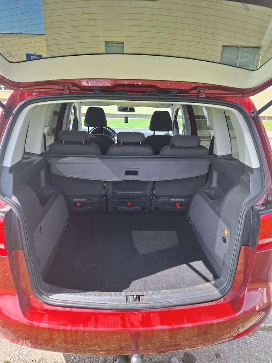 Red Volkswagen Touran 2011 in Vilnius, with an engine capacity of 1.60 L and mileage of 272 thousand km for 4700 €, photo 13 on AUTOMOTO.COM.LV