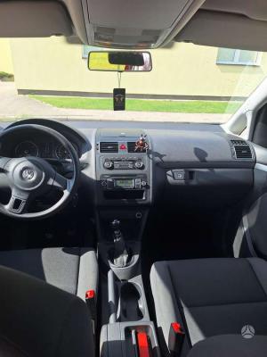 Red Volkswagen Touran 2011 in Vilnius, with an engine capacity of 1.60 L and mileage of 272 thousand km for 4700 €, photo 14 on AUTOMOTO.COM.LV