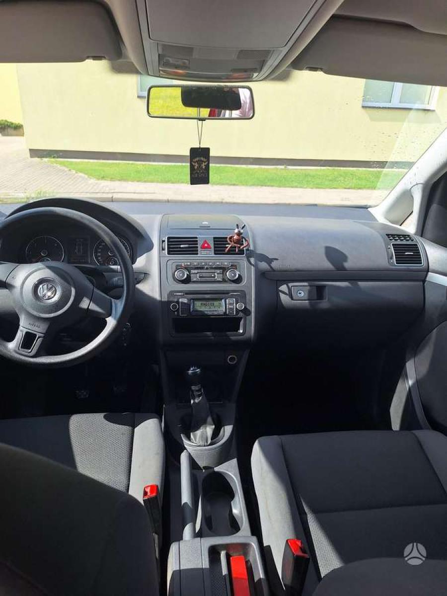 Red Volkswagen Touran 2011 in Vilnius, with an engine capacity of 1.60 L and mileage of 272 thousand km for 4700 €, photo 14 on AUTOMOTO.COM.LV