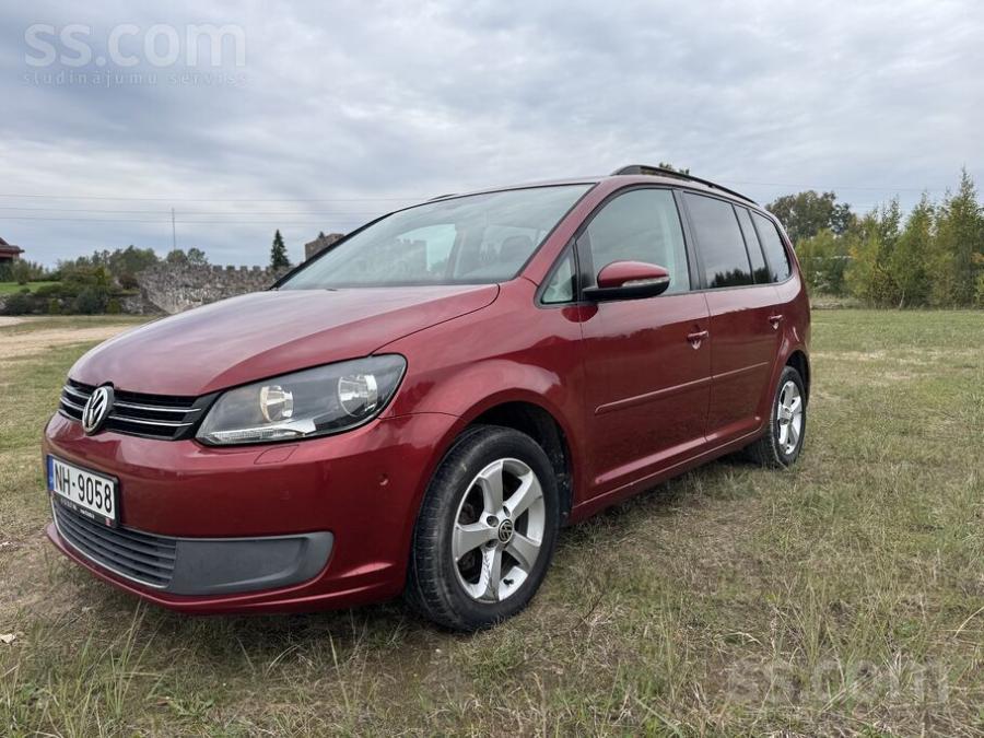 Sarkans Volkswagen Touran 2011 Ogre, ar dzinēja tilpumu 1.60 L un nobraukumu 235 tūkst. km par 5750 €, foto 1 vietnē AUTOMOTO.COM.LV