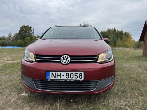 Red Volkswagen Touran 2011 in Ogre, with an engine capacity of 1.60 L and mileage of 235 thousand km for 5750 €, photo 3 on AUTOMOTO.COM.LV