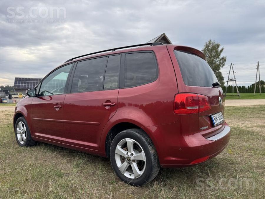 Sarkans Volkswagen Touran 2011 Ogre, ar dzinēja tilpumu 1.60 L un nobraukumu 235 tūkst. km par 5750 €, foto 5 vietnē AUTOMOTO.COM.LV