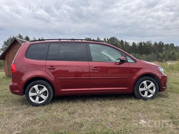 Red Volkswagen Touran 2011 in Ogre, with an engine capacity of 1.60 L and mileage of 235 thousand km for 5750 €, photo 8 on AUTOMOTO.COM.LV