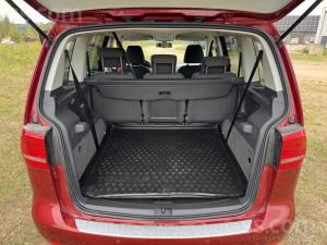 Sarkans Volkswagen Touran 2011 Ogre, ar dzinēja tilpumu 1.60 L un nobraukumu 235 tūkst. km par 5750 €, foto 12 vietnē AUTOMOTO.COM.LV