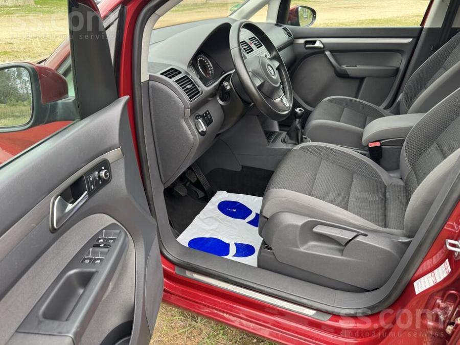 Sarkans Volkswagen Touran 2011 Ogre, ar dzinēja tilpumu 1.60 L un nobraukumu 235 tūkst. km par 5750 €, foto 15 vietnē AUTOMOTO.COM.LV