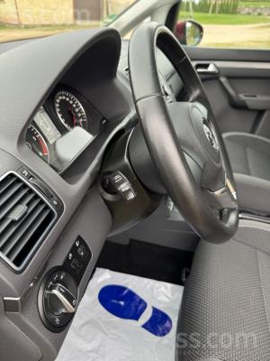 Sarkans Volkswagen Touran 2011 Ogre, ar dzinēja tilpumu 1.60 L un nobraukumu 235 tūkst. km par 5750 €, foto 23 vietnē AUTOMOTO.COM.LV