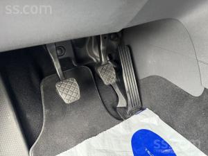 Sarkans Volkswagen Touran 2011 Ogre, ar dzinēja tilpumu 1.60 L un nobraukumu 235 tūkst. km par 5750 €, foto 24 vietnē AUTOMOTO.COM.LV