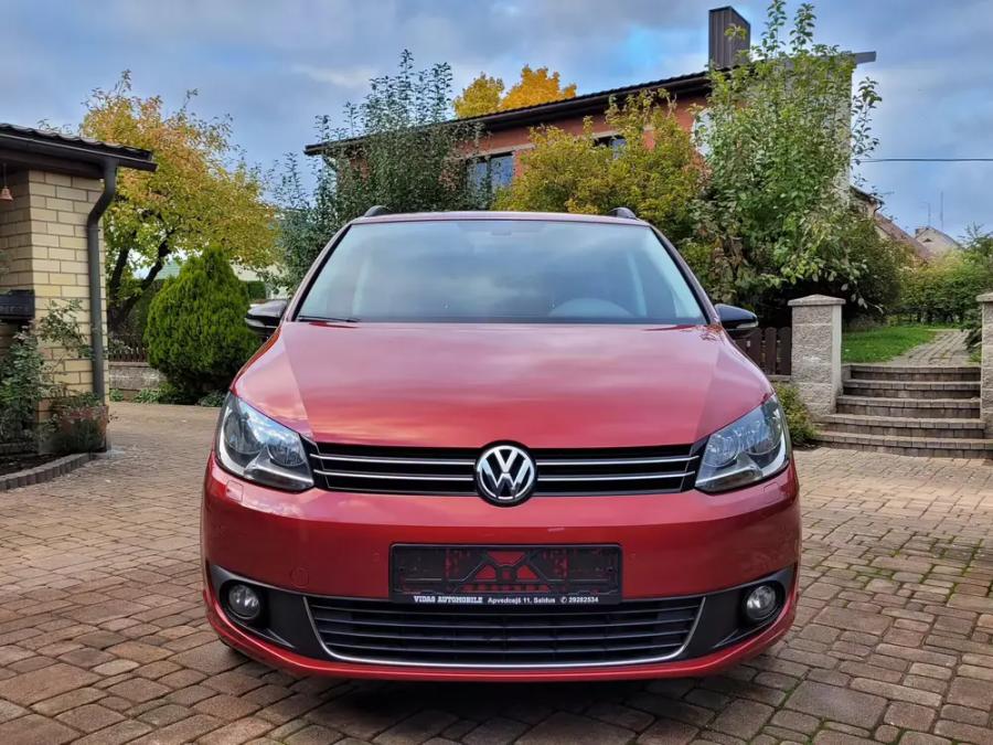 Red Volkswagen Touran 2012 in Saldus, with an engine capacity of 2.00 L and mileage of 238 thousand km for 8500 €, photo 3 on AUTOMOTO.COM.LV