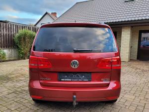 Red Volkswagen Touran 2012 in Saldus, with an engine capacity of 2.00 L and mileage of 238 thousand km for 8500 €, photo 6 on AUTOMOTO.COM.LV