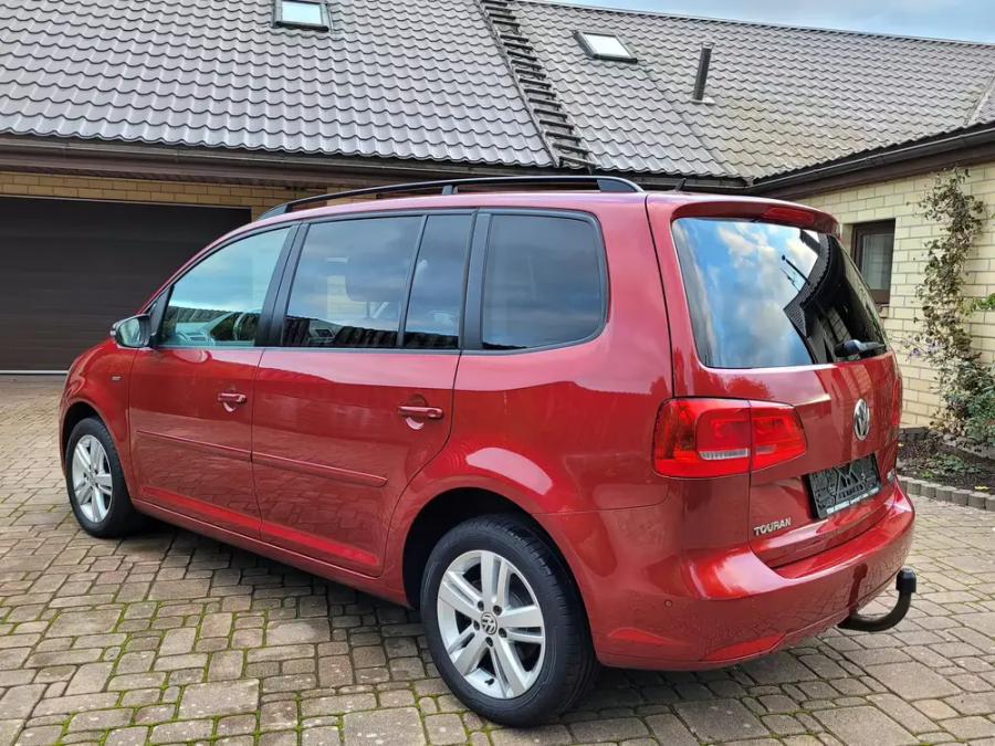 Red Volkswagen Touran 2012 in Saldus, with an engine capacity of 2.00 L and mileage of 238 thousand km for 8500 €, photo 7 on AUTOMOTO.COM.LV