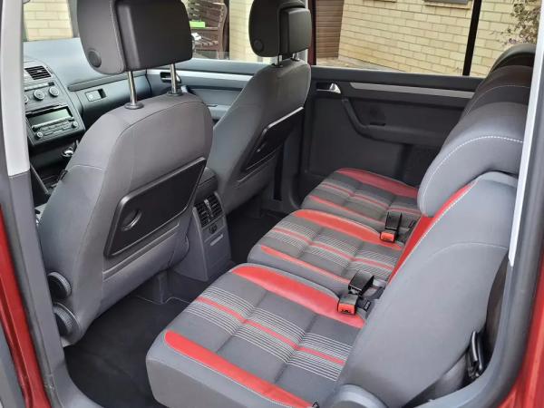 Red Volkswagen Touran 2012 in Saldus, with an engine capacity of 2.00 L and mileage of 238 thousand km for 8500 €, photo 10 on AUTOMOTO.COM.LV