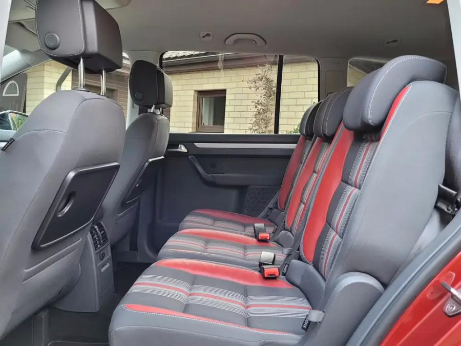 Red Volkswagen Touran 2012 in Saldus, with an engine capacity of 2.00 L and mileage of 238 thousand km for 8500 €, photo 12 on AUTOMOTO.COM.LV