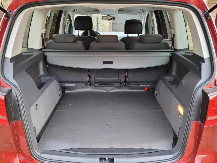 Red Volkswagen Touran 2012 in Saldus, with an engine capacity of 2.00 L and mileage of 238 thousand km for 8500 €, photo 13 on AUTOMOTO.COM.LV