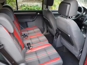 Red Volkswagen Touran 2012 in Saldus, with an engine capacity of 2.00 L and mileage of 238 thousand km for 8500 €, photo 14 on AUTOMOTO.COM.LV