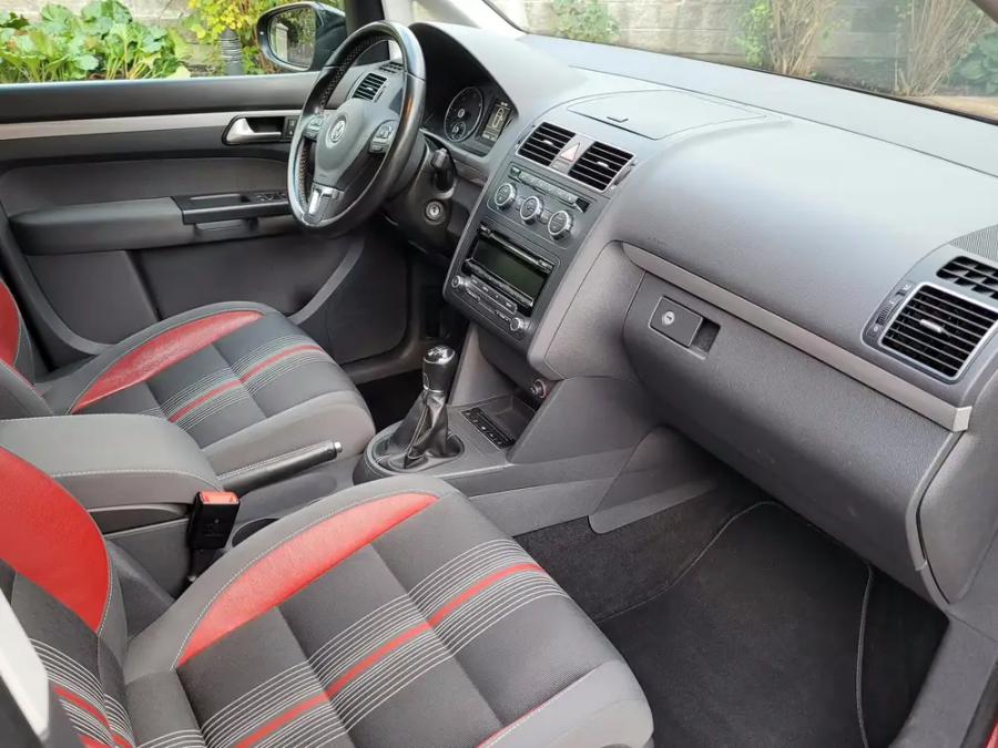Red Volkswagen Touran 2012 in Saldus, with an engine capacity of 2.00 L and mileage of 238 thousand km for 8500 €, photo 16 on AUTOMOTO.COM.LV