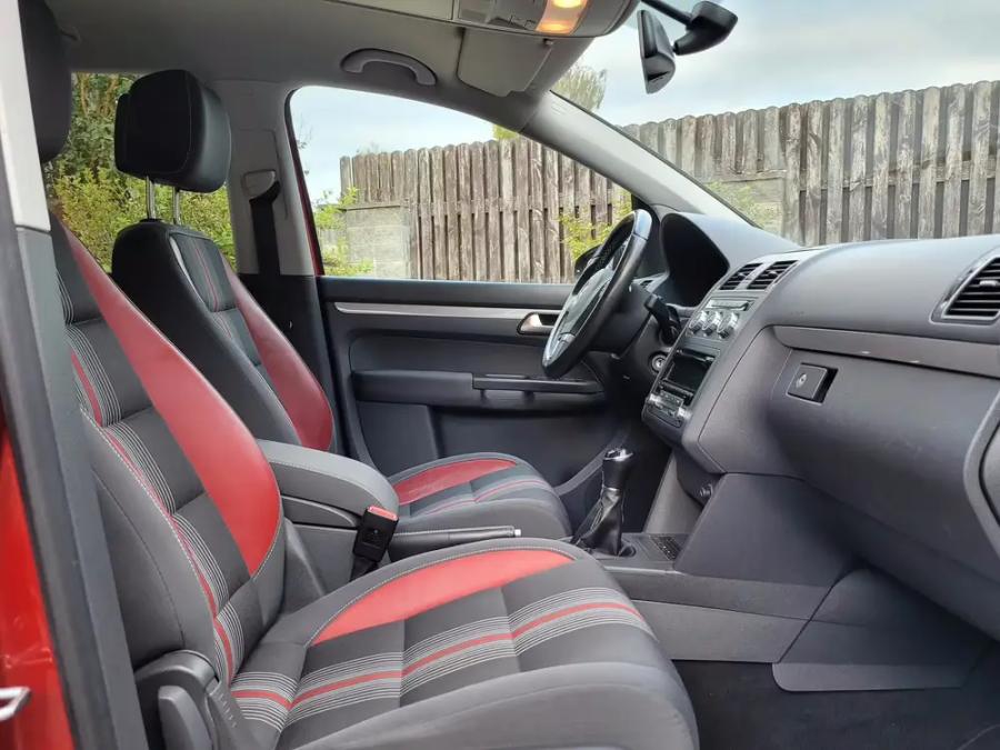Red Volkswagen Touran 2012 in Saldus, with an engine capacity of 2.00 L and mileage of 238 thousand km for 8500 €, photo 17 on AUTOMOTO.COM.LV