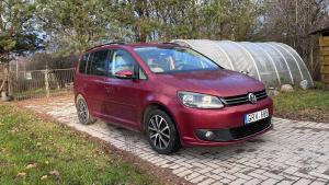 Sarkans Volkswagen Touran 2013 Viļņa, ar dzinēja tilpumu 1.60 L un nobraukumu 277 tūkst. km par 4600 €, foto  vietnē AUTOMOTO.COM.LV