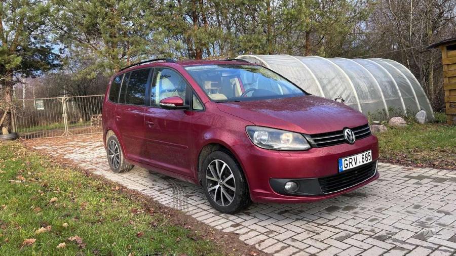 Red Volkswagen Touran 2013 in Vilnius, with an engine capacity of 1.60 L and mileage of 277 thousand km for 4600 €, photo 1 on AUTOMOTO.COM.LV