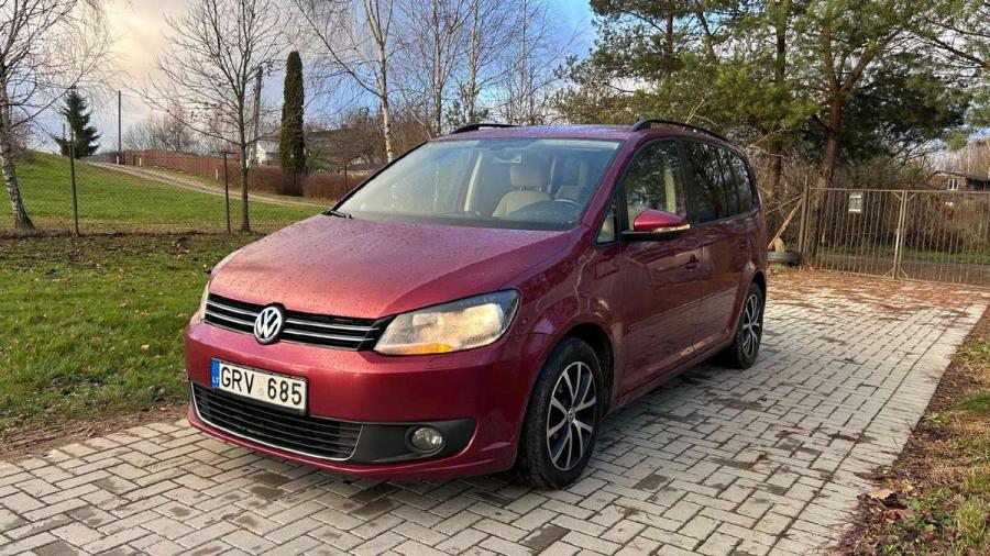 Red Volkswagen Touran 2013 in Vilnius, with an engine capacity of 1.60 L and mileage of 277 thousand km for 4600 €, photo 2 on AUTOMOTO.COM.LV