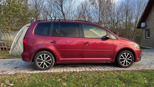 Sarkans Volkswagen Touran 2013 Viļņa, ar dzinēja tilpumu 1.60 L un nobraukumu 277 tūkst. km par 4600 €, foto 3 vietnē AUTOMOTO.COM.LV
