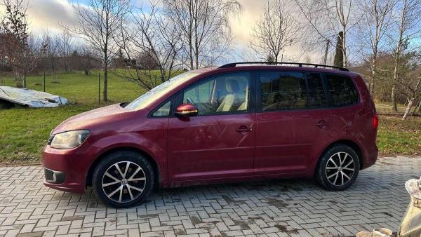 Sarkans Volkswagen Touran 2013 Viļņa, ar dzinēja tilpumu 1.60 L un nobraukumu 277 tūkst. km par 4600 €, foto 4 vietnē AUTOMOTO.COM.LV