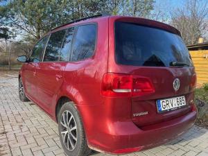 Red Volkswagen Touran 2013 in Vilnius, with an engine capacity of 1.60 L and mileage of 277 thousand km for 4600 €, photo 5 on AUTOMOTO.COM.LV