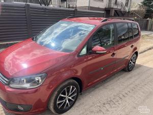 Sarkans Volkswagen Touran 2014 Alīta, ar dzinēja tilpumu 1.60 L un nobraukumu 186 tūkst. km par 6450 €, foto  vietnē AUTOMOTO.COM.LV