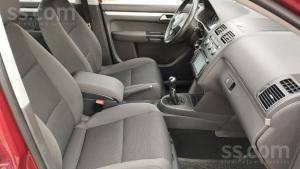 Sarkans Volkswagen Touran 2014 Rīga, ar dzinēja tilpumu 1.60 L un nobraukumu 277 tūkst. km par 5350 €, foto 19 vietnē AUTOMOTO.COM.LV